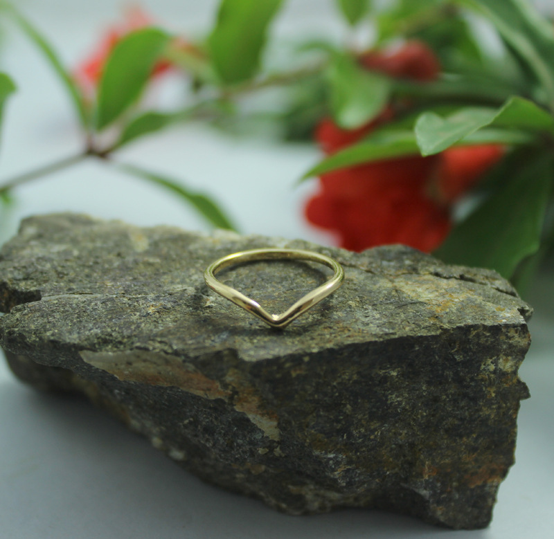 A Simple Delicate V-shaped Ring on Luulla